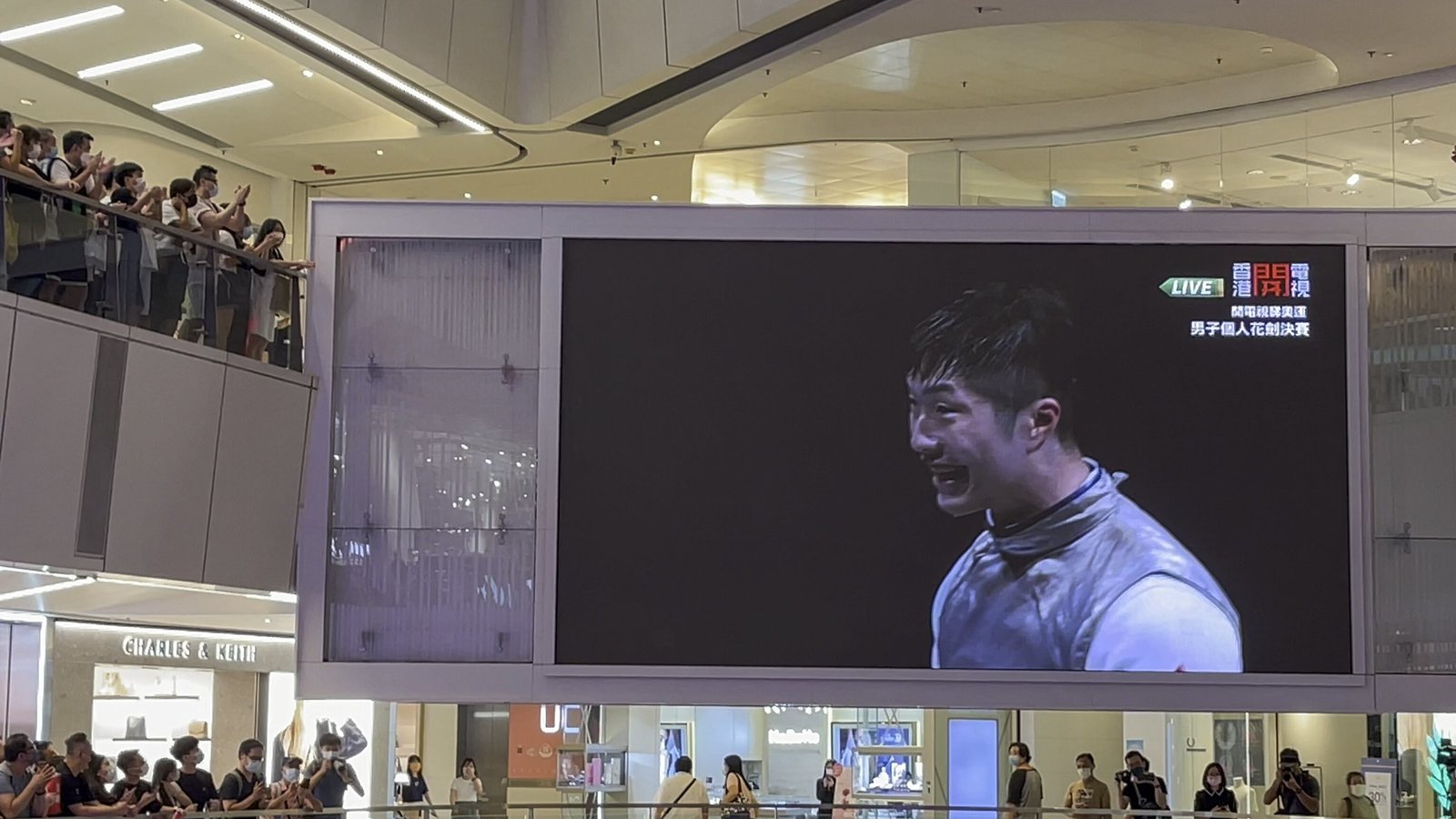 Hong Kong condena jornalista por desrespeitar o hino da China nos Jogos ...