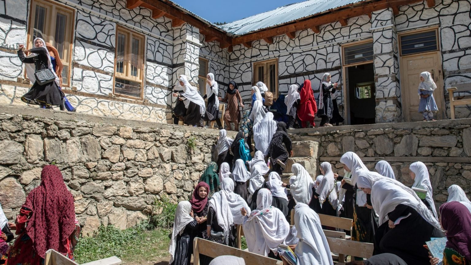 ONU reforça apelo ao Taleban para que permita a volta das meninas às ...